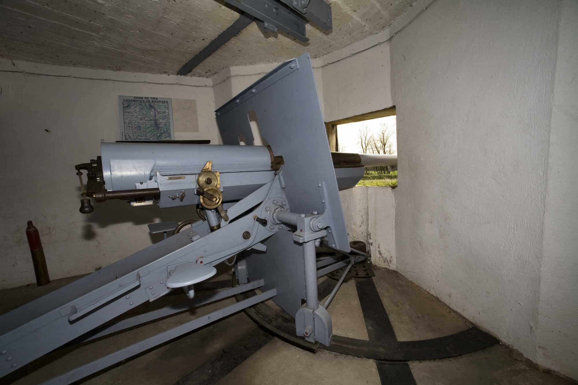 The fort d'Uxegney still has 4 guns of 75 de casemate in its two ...